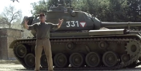 Video: Arnold drtí věci svým tankem | Fandíme Filmu